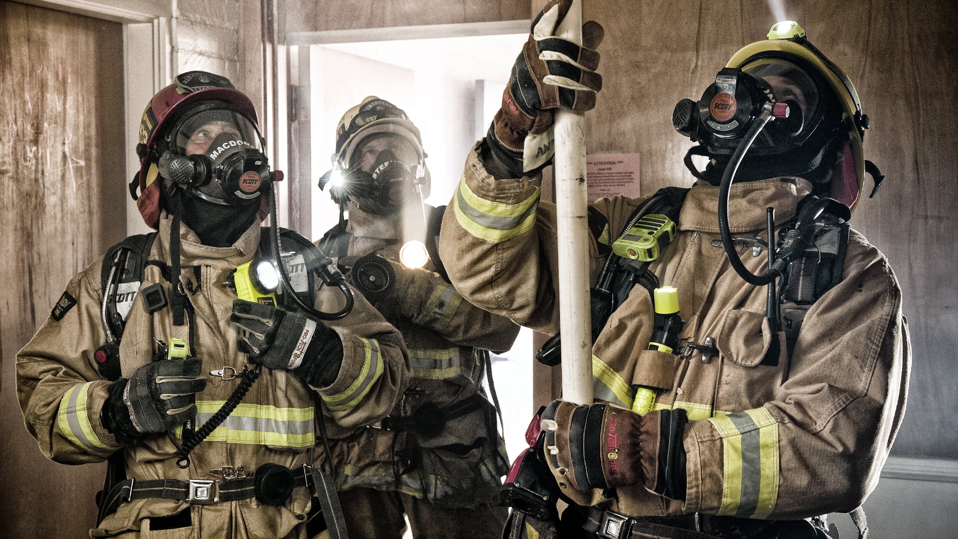 Pelican Lighting, Spotlights & Flashlights - Production Case Canada